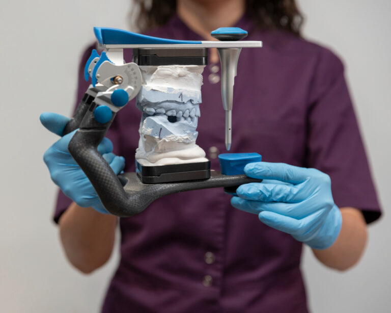 Prótese protocolo: Vantagens e por que substitui a dentadura